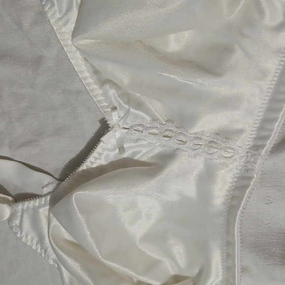 Bali | Intimates & Sleepwear | Guc Bali Luxurious Cream Satin Bra Size ...